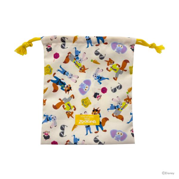 ズートピアのかわいい巾着袋です。コップ・歯ブラシ・カトラリーセットなどいろいろな小物入れに使える♪使用しない時は折りたたんで簡単に小さく収納できる◎内側に名前を書けるネームタグ付き【仕様】本体サイズ：約W200×H230mm材質：ポリエステ...