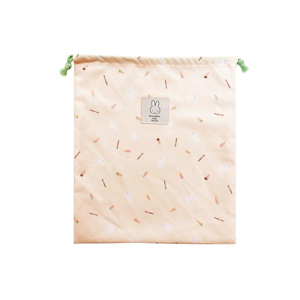 ミッフィーのかわいい巾着袋が登場！コップ入れやちょっとした小物入れにも使えて、様々なシーンで活躍しそう♪ポリエステル生地なので丈夫＆軽量で扱いやすい！内側には名前が記入できるタグ付き◎入学や新年度の準備にピッタリです♪【仕様】サイズ：約W2...