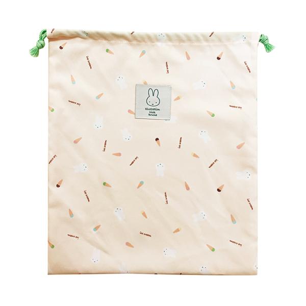 ミッフィーのかわいい巾着袋が登場！大きめの巾着なので体操着袋や、小物入れなど様々なシーンで活躍しそう♪ポリエステル生地なので丈夫＆軽量で扱いやすい！内側には名前が記入できるタグ付き◎入学や新年度の準備にピッタリです♪【仕様】本体サイズ：約W...