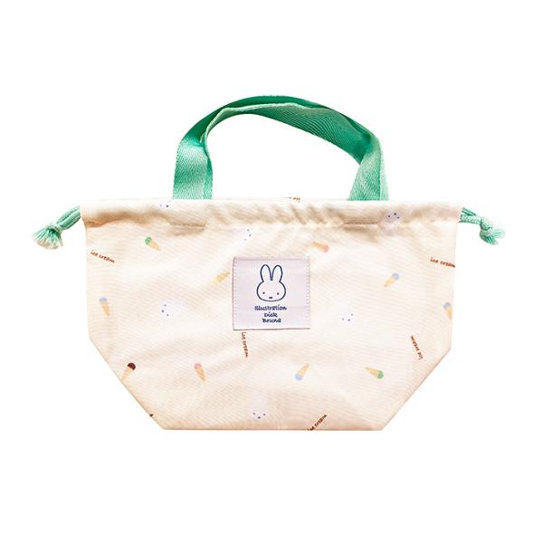 ミッフィーのランチグッズを入れるのにぴったりのマチ付き巾着が登場！マチがあるのでお弁当箱を安定して入れることができ、持ち手付きなので持ち運びやすい♪お弁当箱やおしぼり、カトラリーセットなどはもちろん小物入れとして使っても◎ポリエステル生地な...