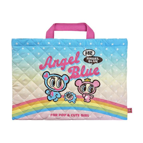 エンジェルブルーのキルトチャームバッグです。キルト仕様で使いやすい！お道具箱や学習教材などの大きめの物を入れて持ち運ぶのに便利♪【仕様】本体サイズ：約W410×H300mm材質：ポリエステル鞄　手提げ　持ち運び　幼稚園　保育園　小学生　子供...