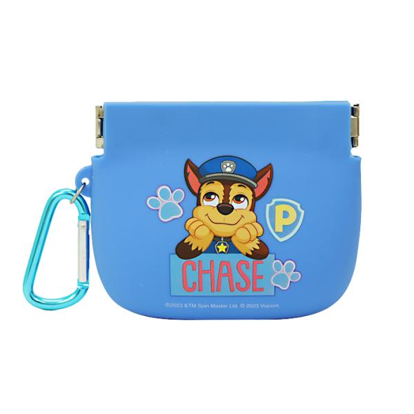 パウ・パトロールのシリコンダストポーチです。外出先で出た小さなゴミなどを入れて持ち帰るのに便利。片手で両端を持って強く押すだけで口が開きます♪そのまま力を抜くと口が閉じるので使いやすい◎バッグやリュックに取り付けられるカラビナ付きです。【仕...