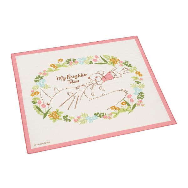 となりのトトロのランチクロスが登場！お弁当箱を包んだり、ランチョンマットにもなる便利なランチクロスです◎薄手で乾きやすいのも嬉しい！【仕様】サイズ：約W430×H430mm材質：綿100％日本製こども　子供　女の子　遠足　持ち運び　おしゃれ...