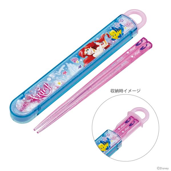 ランチタイムがより楽しくなる♪アリエルの絵柄がかわいいランチグッズです。抗菌加工＆嬉しい名入れスペース付き仕様！小さなお子様でも使いやすい、リング状の引手付きです◎【仕様】ケースサイズ：約W195×H27×D15mmはしのサイズ：16.5c...