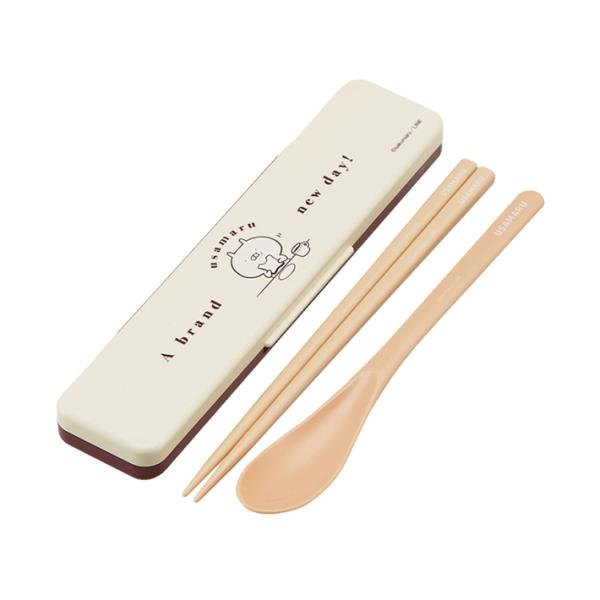 かわいいキャラクターうさまるのお箸セット。お箸の中にはシリコンクッションが付いているので、 カチャカチャ音が鳴りにくく持ち運びがとても良い♪食洗機対応コンビセット！使いやすい18cmのお箸とスプーンのセットです。うさまるがとってもキュート♪...