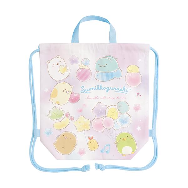 すみっコぐらしからゆめかわいいデザインのナップサックが登場！持ち手付きなので机のフックに引っ掛けたり、手提げとして使ったりできます♪内側には便利なお名前欄付き◎【仕様】本体サイズ：約W320×H330×D110mm材質：綿100%、(内生地...