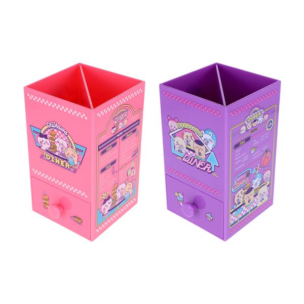 アメリカンダイナーで楽しく食事するちいかわ達が80年代ポップなカラーで描かれたステーショナリーが登場！レストランの卓上POPのような四角柱のペンスタンド♪小物の収納に便利な引き出し付き◎【柄】・ランチ・ディナー【仕様】本体サイズ：約W79×...