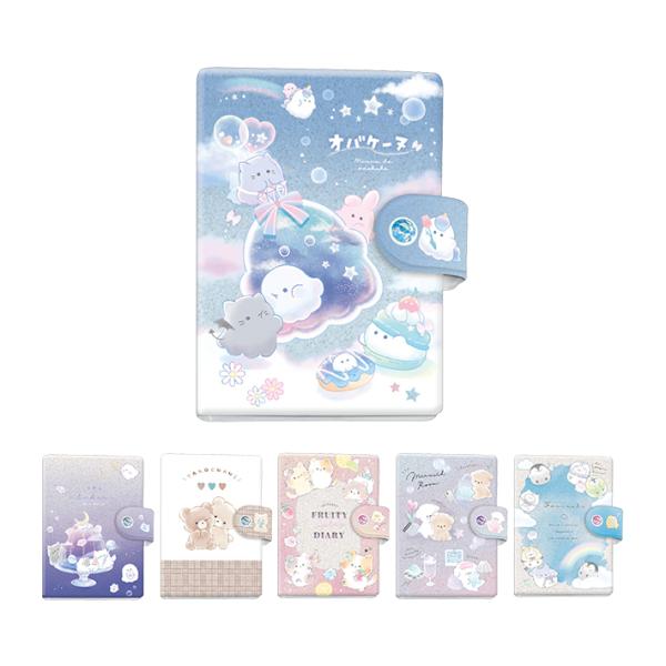 キラキラしたカバーがかわいいのリングタイプのシールバインダーです◎背幅がしっかりしているので少し厚みのあるシールも収納しやすい♪シール台紙が10枚セットされているので、シールの持ち運びとしてもおすすめです◎【柄】・オバケーヌ/ミンナデオデカ...