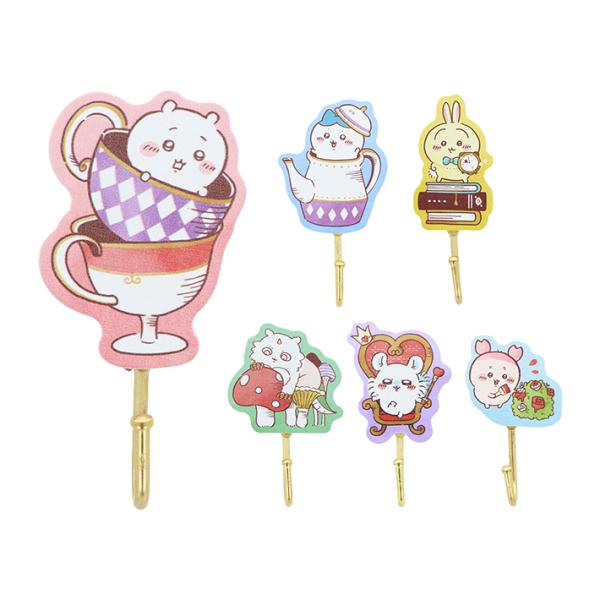 ティータイムをたのしむ様子やアリスモチーフのイラストがかわいいグッズが登場♪鍵やキーホルダーなどちょっとしたものを掛けるのに便利なマグネット式のフックです。ダイカットされたマグネット部分がかわいくてインテリアの飾りにもピッタリ◎【柄】・ちい...