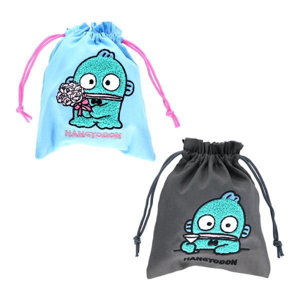カラフルでにぎやかな装飾やパターンがかわいいハンギョドンのグッズが登場♪ふわふわのサガラ刺繍がかわいい巾着です♪コップ袋や小物入れにぴったり！プレゼントにもオススメです♪【カラー】・ブルー(4901770052120)・グレー(490177...