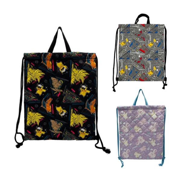 ポケットモンスターのナップサックです。体操服や大きめの学習道具などを持ち運びできる！持ち運びや机の横に掛けておく際に便利な持ち手付きキルト製なので丈夫で軽量♪折りたたんでコンパクトに収納しておけるのもうれしい◎【カラー】・クロ（451326...