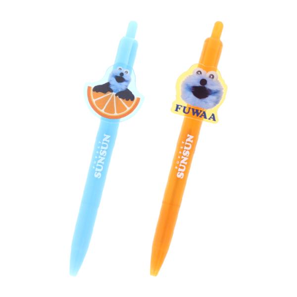 家庭でもオフィスでも使いやすい0.5mmの油性ボールペンです◎ダイカットのアクリルプレートがかわいい♪【柄】・ブルー(4901770905396)・オレンジ(4901770907185)【仕様】軸サイズ：約φ10mm本体サイズ：約W35×H...