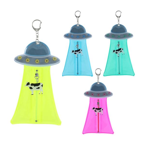 ミニフィギュアやアクリルスタンドを入れられるフラットなポーチです♪ファスナー部分には牛のアクリルチャーム付き◎ファスナーの上げ下げでUFOに連れ去られる牛を再現できるユーモアあふれたデザインです♪キーホルダーパーツ付きなのでバッグなどにも付...