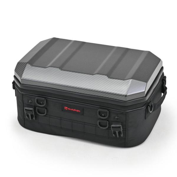 メーカー品番：48685JANコード：4909449646489・タイプ：カーボン・容量：25L・最大積載重量 ：7kg　・本体重量（付属品込）：2.1kg・サイズ：H210×W420×D300（mm）・素材：トップシェル - ポリカーボネ...