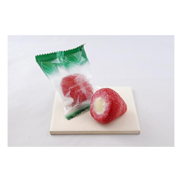 海外から大粒の苺殻を輸入し、国内の工場で厳しく検品し、一粒一粒ていねいに人の手で練乳アイスをたっぷり詰め込みました。