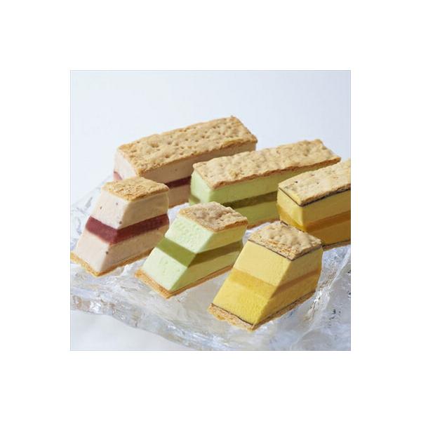 チョコレートを敷いたパイ生地で、濃厚なアイスクリーム・フルーツソースをサンドした、見た目も美しい、銀座千疋屋オリジナルのミルフィーユアイスです。