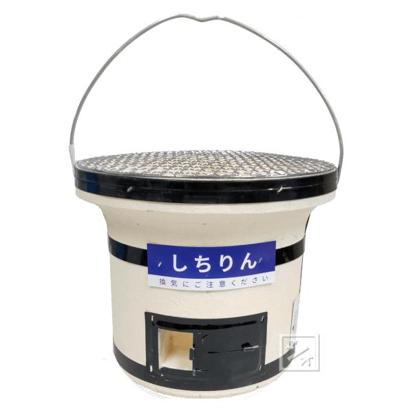 ■素材　本体：珪藻土■サイズ　本体：（約）直径27×高さ22cm　※取っ手除く■セット内容　しちりん本体 1台　丸網 1枚　目皿 1枚 ■使用できる燃料　木炭　オガタン　豆炭 ■ご使用方法　画像にてご確認ください。 ■使用上の注意　画像にて...