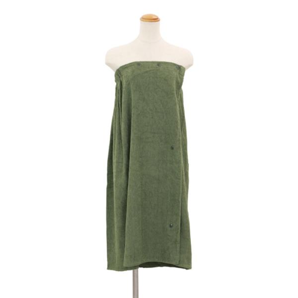 高級パイル地 エステガウン 前開きタイプ （オリーブグリーン） サイズフリーふんわりやわらか、上質な肌触り。前開き開きタイプで、フロントに4つのボタン、下部にも捲れを防ぐためボタンが2つ付いています。バックはゴム内蔵タイプ。 ・柔らかな風合...