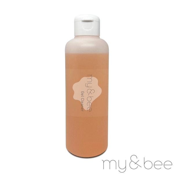 my＆bee ジェルクリーナー 180mLコットンやペーパーなどに適量を染み込ませ、トップジェル等の未硬化ジェルの拭き取りに使用します。オレンジ色に着色されているので他の溶液との見分けがつきやすい！