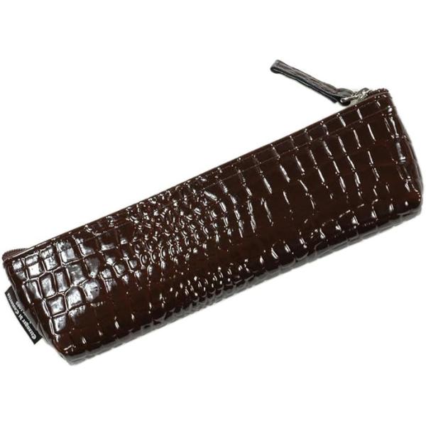 本革風のPVCスポンジ生地のペンケース。引き手は同じ生地で縫製。肉厚で、上質な仕上り感。底マチありで、スリムでもほどよく収容できる。 ポーチ・小物入れとしてもおすすめ。●【本体サイズ】W205×D25×H60mm●【シリーズ】CROCODI...