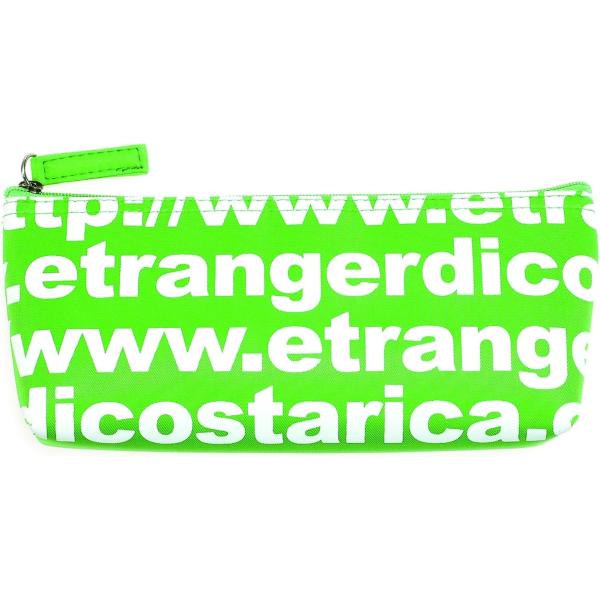 使いやすい大きさで鮮やかなカラーのペンケース。ヴィヴィッドなカラーにシンプルなロゴがおしゃれです。ペンケースとしてだけでなく、小物ポーチとしてのご使用もおススメです。●【本体サイズ】W205×D30×H80mm●【シリーズ】TYPOGRAP...