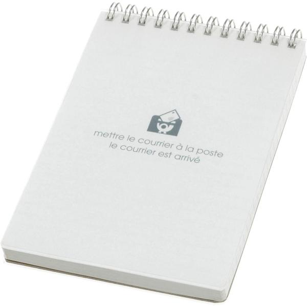 シンプルなA6サイズのダブルリングメモ。たっぷり書き込める6mm罫線の90シート。 表紙は半透明のPP製。本文の一枚目にはロゴの白い紙があり、透け感を楽しめます。カラーバリエーションが豊富で、内容別に変えたりと、便利な使い方もできます。 表...