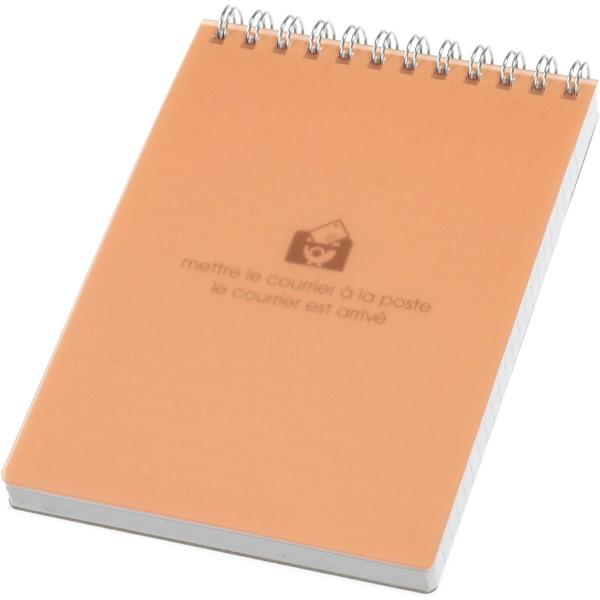 シンプルなA6サイズのダブルリングメモ。たっぷり書き込める6mm罫線の90シート。 表紙は半透明のPP製。本文の一枚目にはロゴの白い紙があり、透け感を楽しめます。カラーバリエーションが豊富で、内容別に変えたりと、便利な使い方もできます。 表...