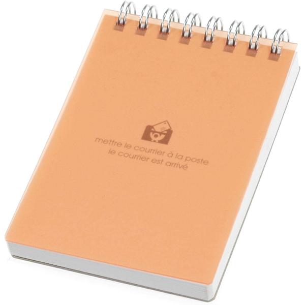 シンプルなA7サイズのダブルリングメモ。たっぷり書き込める無地の90シート。 表紙は半透明のPP製。本文の一枚目にはロゴの白い紙があり、透け感を楽しめます。カラーバリエーションが豊富で、内容別に変えたりと、便利な使い方もできます。 表紙裏表...