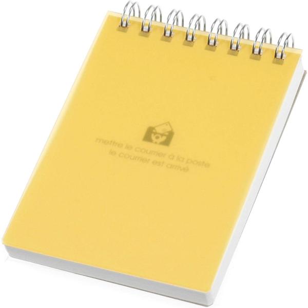 シンプルなA7サイズのダブルリングメモ。たっぷり書き込める無地の90シート。 表紙は半透明のPP製。本文の一枚目にはロゴの白い紙があり、透け感を楽しめます。カラーバリエーションが豊富で、内容別に変えたりと、便利な使い方もできます。 表紙裏表...