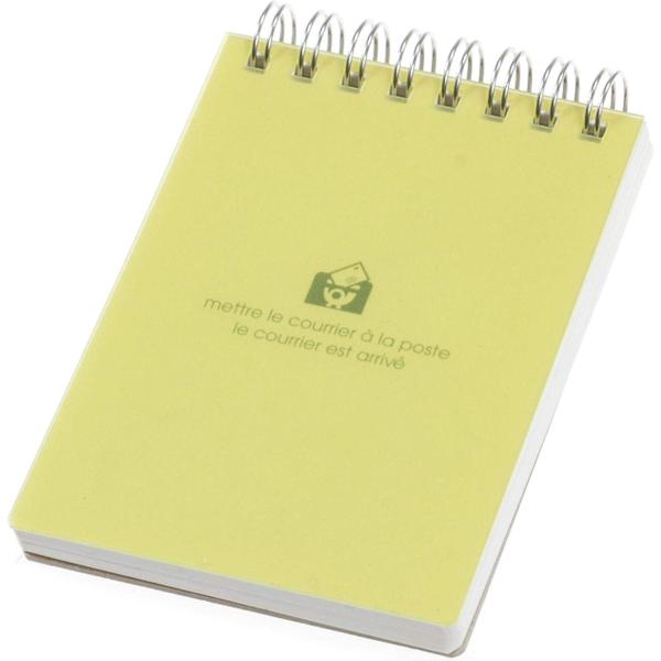 シンプルなA7サイズのダブルリングメモ。たっぷり書き込める無地の90シート。 表紙は半透明のPP製。本文の一枚目にはロゴの白い紙があり、透け感を楽しめます。カラーバリエーションが豊富で、内容別に変えたりと、便利な使い方もできます。 表紙裏表...