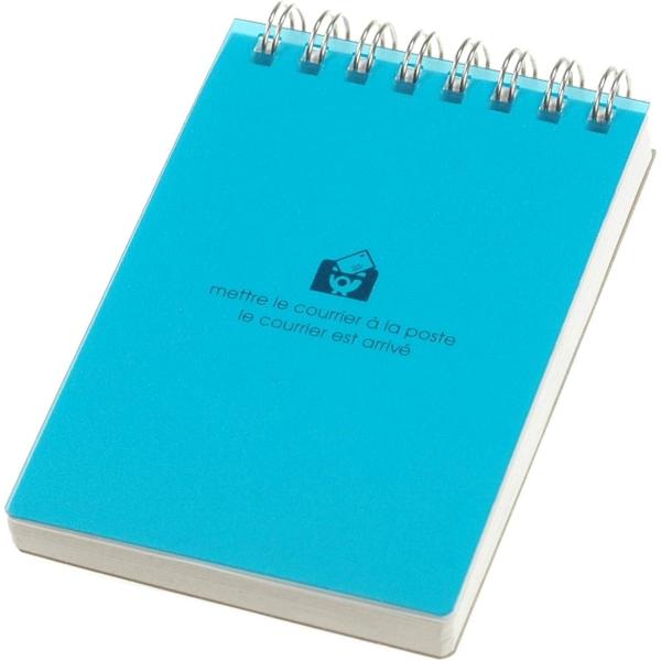 シンプルなA7サイズのダブルリングメモ。たっぷり書き込める無地の90シート。 表紙は半透明のPP製。本文の一枚目にはロゴの白い紙があり、透け感を楽しめます。カラーバリエーションが豊富で、内容別に変えたりと、便利な使い方もできます。 表紙裏表...