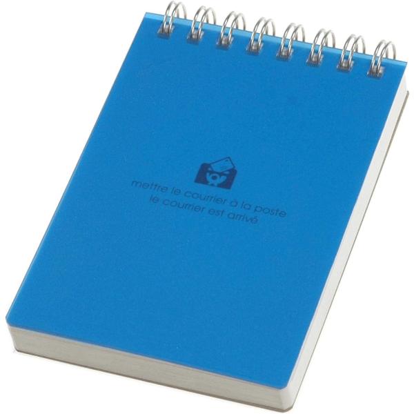 シンプルなA7サイズのダブルリングメモ。たっぷり書き込める無地の90シート。 表紙は半透明のPP製。本文の一枚目にはロゴの白い紙があり、透け感を楽しめます。カラーバリエーションが豊富で、内容別に変えたりと、便利な使い方もできます。 表紙裏表...