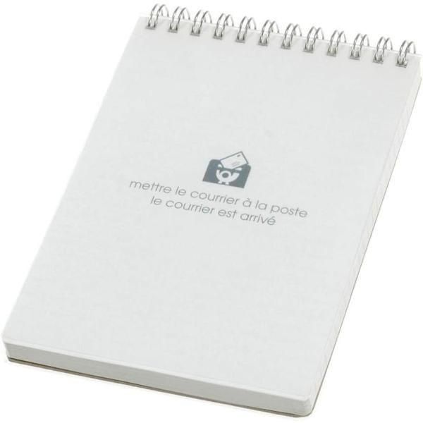 シンプルなA6サイズのダブルリングメモ。たっぷり書き込める6mm罫線の100シート。 表紙は半透明のPP製。本文の一枚目にはロゴの白い紙があり、透け感を楽しめます。カラーバリエーションが豊富で、内容別に変えたりと、便利な使い方もできます。 ...