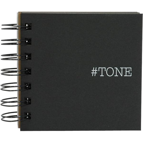 リングタイプのスクラップブック90シートです。ハードカバーに90枚のボリューミーな台紙。太いダブルリングが大胆華やかで特別な印象を与えます。表紙と本文紙を同じ色(ブラック)で統一しました。表紙・裏表紙はブラック、その内側はクラフトのユニーク...