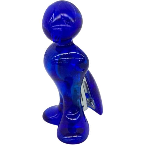 遊び心あふれるデザインと使いやすさを兼ね備えたデスクアイテムです。市販の針が使用でき、日常使いにも実用的。ユニークなフォルムで机上を楽しく彩り、ギフトにも喜ばれるおすすめの一品です。●サイズ：110×61×61 mm