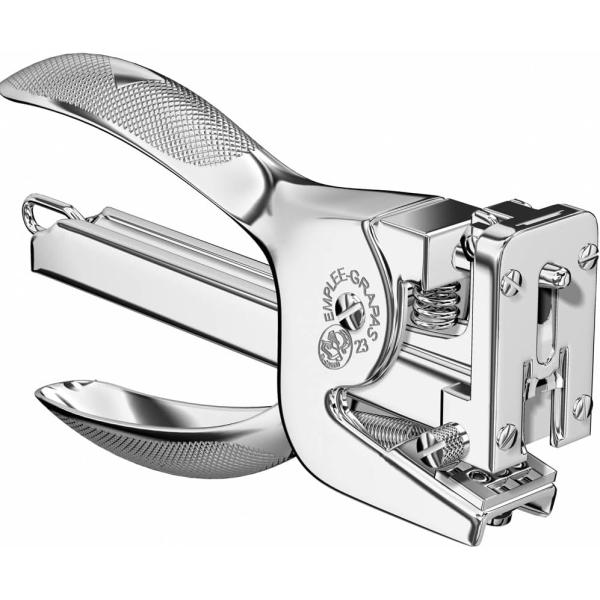 クローム仕上げが輝くプライヤー型ステープラー。25枚までしっかり綴じられ、ギフトにも映える高級感あふれる逸品です。●サイズ：185 × 83 × 32 mm ●紙挿入深さ：35mm ●最大とじ枚数：最大25枚 ●針：No. 23 規格