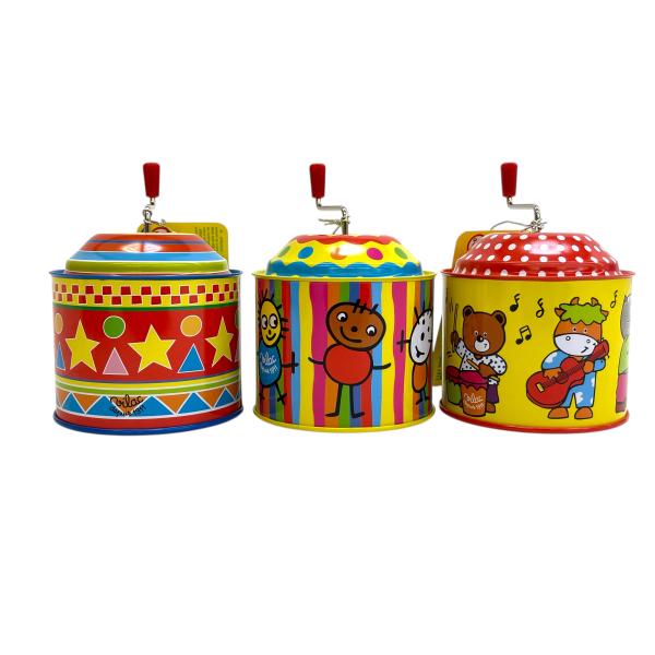 カラフルでレトロなデザインが魅力の一品です。手回し式で曲が流れる仕様で、小さな子どもの心をつかむかわいらしさがあります。出産祝いや誕生日ギフトにぴったりなアイテムで、インテリアとしても映えるデザイン性が嬉しいですね。静かな時間にそっと音色を...