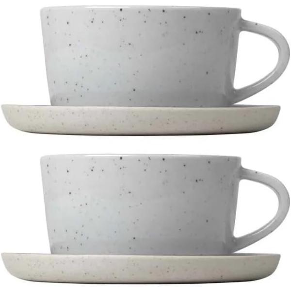 blomus SABLOのコーヒーカップ＆ソーサーは、自然素材を活かしたストーンウェア製。釉薬の滑らかさと素地のざらつきが絶妙なコントラストを生み、手にしたときの質感も魅力です。シンプルで温かみのあるデザインは北欧らしく、日常使いにも特別な...