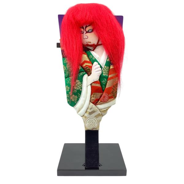 伝統芸能を題材とした「鏡獅子（かがみじし）」をあしらった、8号サイズの羽子板飾りです。鏡獅子は、歌舞伎の演目として知られる「春興鏡獅子」に登場する獅子の姿を題材としたもので、鮮やかな赤い髪と華やかな衣装が目を引く、力強く印象的なデザインが魅...