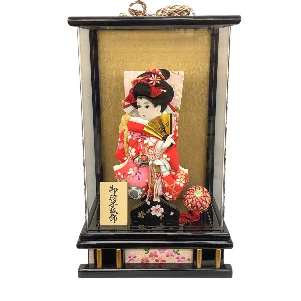 美しい日本髪に髪飾りをあしらい、扇を手にした女性の姿を立体的に仕立てた、華やかで上品な羽子板です。友禅ならではの繊細な柄が施された衣装は、花々を取り入れた華やかな仕上がりで、羽子板全体に優雅な雰囲気を与えています。金彩を施した扇や髪飾り、衣...
