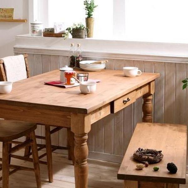 ◆テーブル（単品） サイズ：幅120×奥行75×高さ70cm 材質：天板、脚部‐北欧産天然木パイン材　　　 引き出し取っ手‐鋳物　　 　仕上げ‐自然オイル塗装 ※脚裏アジャスター付き 商品重量・梱包重量：約21.5kg・約23kg  梱包サ...