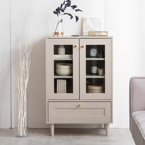 ■商品説明海外インテリア風の框デザインをあしらったガラスキャビネット。■サイズ幅60cm×奥行38cm×高さ90cm■素材パーティクルボード(メラミン貼り)強化ガラス(厚さ5mm)天然木■備考【梱包サイズ】82cm×41.5cm×22.5c...