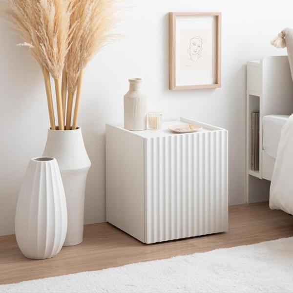 ■商品説明清潔感のあるホワイトと波型扉が魅せるサイドテーブル。■サイズ幅35cm×奥行35cm×高さ40cm■素材パーティクルボード(メラミン貼り)、MDF(PVC貼り)■備考【梱包サイズ】48.2cm×45.7cm×14.6cm【梱包重量...