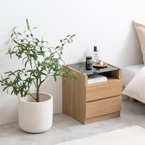 ■商品説明できる限り凹凸を無くしたフラットな外観が、スタイリッシュで美しいナイトテーブル。■サイズ幅35cm×奥行35cm×高さ41cm■素材パーティクルボード、MDF、プリント紙化粧貼り、強化ガラス■備考【梱包サイズ】47cm×38cm×...