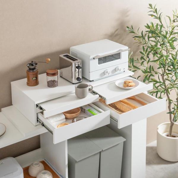 ■商品説明レンジ下を有効的に活用するレンジ下収納。ちょい置きできるスライドトレーとワイドな引き出しで、手狭なキッチンをすっきり整理し快適に。幅50cmタイプと幅80cmタイプの2つのサイズをご用意したため、置きたい場所や用途に合わせお好きな...