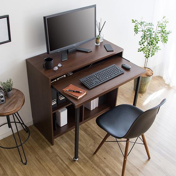 ■商品説明幅90cmのコンセント付きの天板とキーボードやノートが置いて出し入れできるスライダー、雑誌やファイルも入る足元収納が付いた便利なパソコンデスク『Lariado（ラリアード）』。スライダーはA4の本やノートも置ける広々サイズでノート...