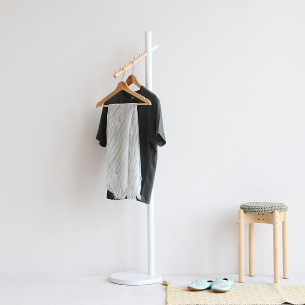 ■商品説明木の質感を活かしたシンプルなハンガー。お部屋のインテリアカラーに合わせて、ホワイトとナチュラルの2色からお選びいただけます。6段の木製フックがすべり止めになります。斜めのバーが特徴的で、壁側やデッドスペースにすっきり置くことができ...