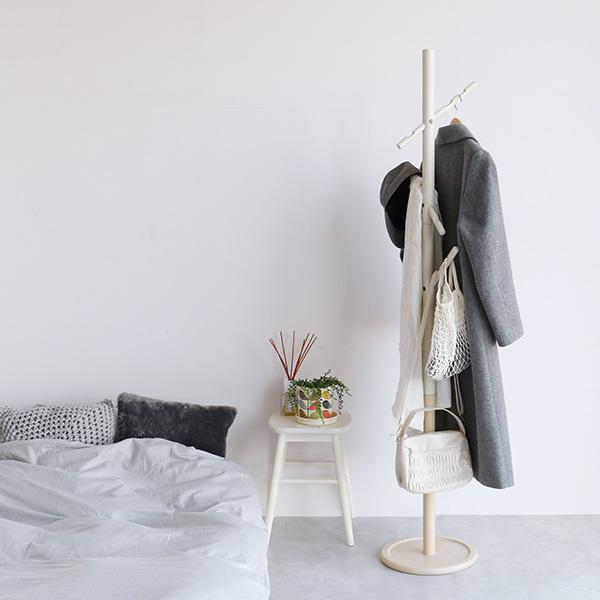 ■商品説明子どもも大人も使える２wayポールハンガー。まるでオブジェのように美しい佇まいで、斜めに伸びるフックとすらりとした支柱が、無駄のないスタイリッシュなフォルムを生み出しています。３本のフックをそれぞれ違う方向に設定しているので、重な...