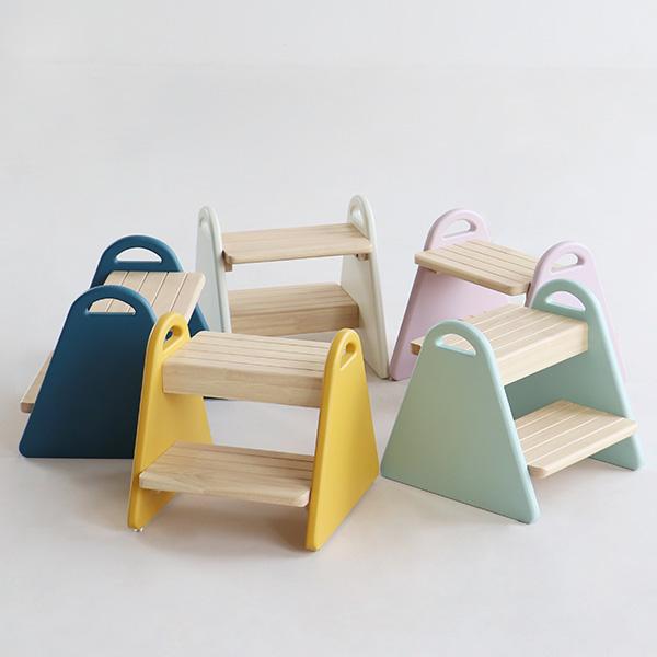 ■商品説明海外の女の子の名前をもとに名付けられた、キッズステップ「tina」。シンプルなデザインながらに、しっかりとした耐久度と持ち運びやすい取っ手付き商品です。5色の可愛らしい色味展開となっております。※脚裏はフェルトが量産仕様となります...