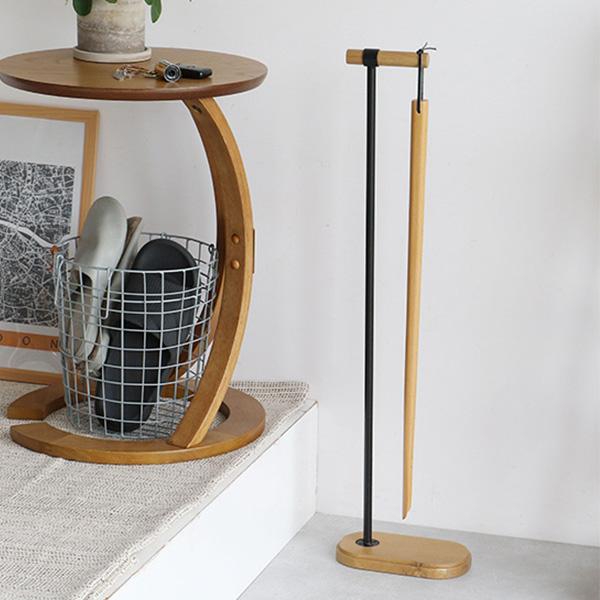 ■商品説明木製とスチールを組み合わせた スタイリッシュな吊り下げ式靴べら。使いやすさはもちろん、玄関に映えるデザインで吊り下げ収納も可能。靴を履く時間が、ちょっと楽しくなるひとときに。■サイズ商品サイズ：W115 × D210 × H795...